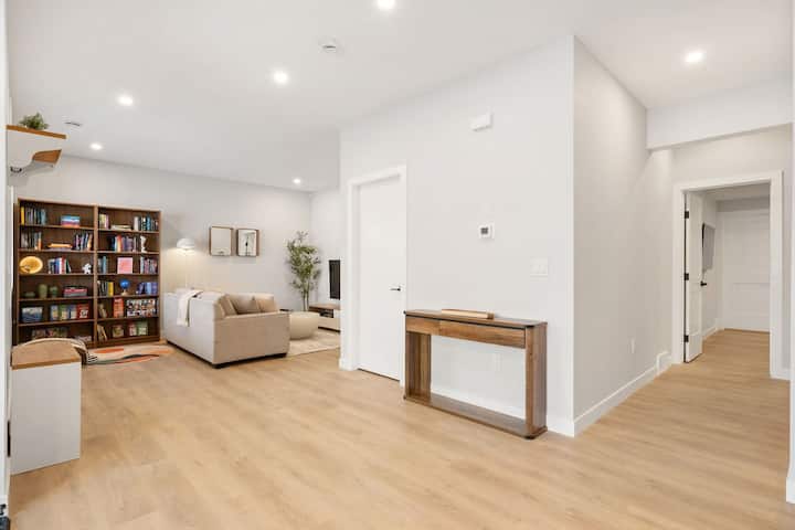 Private Suite »  Near Canal » Ac » King Bed /W Tv - Chestermere