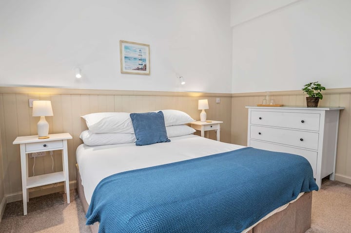 New! Elegant 3bd Escape | Perfect Central Location - Oban