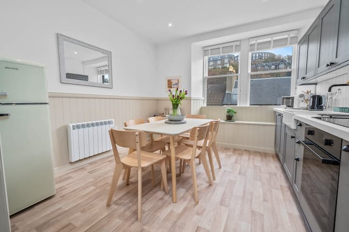 Luxury 3bd Central Apt With Tower & Seaviews - Oban