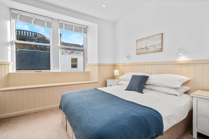 Luxury 3bd Central Apt With Tower & Seaviews - Oban
