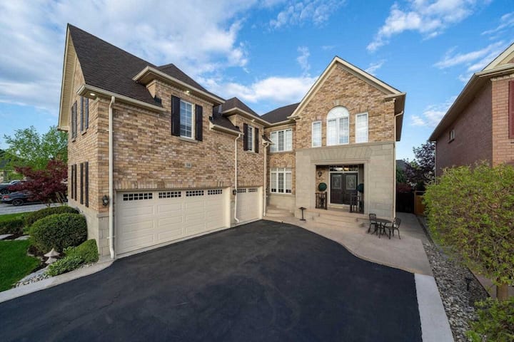 Spacious 2-bdrm Apartment | 10' Ceiling | Airport - Brampton