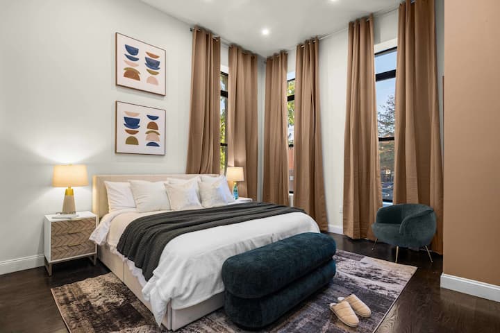 Stylish 3br Designer Home In Harlem With Parking - Fort Lee