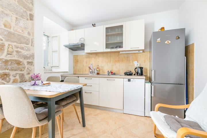 K-23838 Maison De Deux Chambres Avec La Terrasse - Maslinica