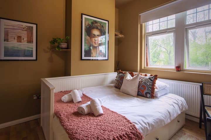 Private Pastel Coloured Studio In London - Whitehall