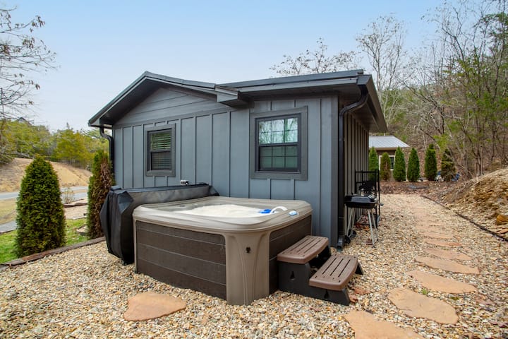 Whiskey Stone - Hot Tub, Fireplace, Grill & Arcade - Sevierville, TN