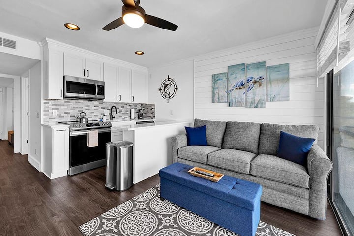 Hilton Head’s Coastal Oceanfront Gem! Top Floor Wi - Hilton Head Island, SC