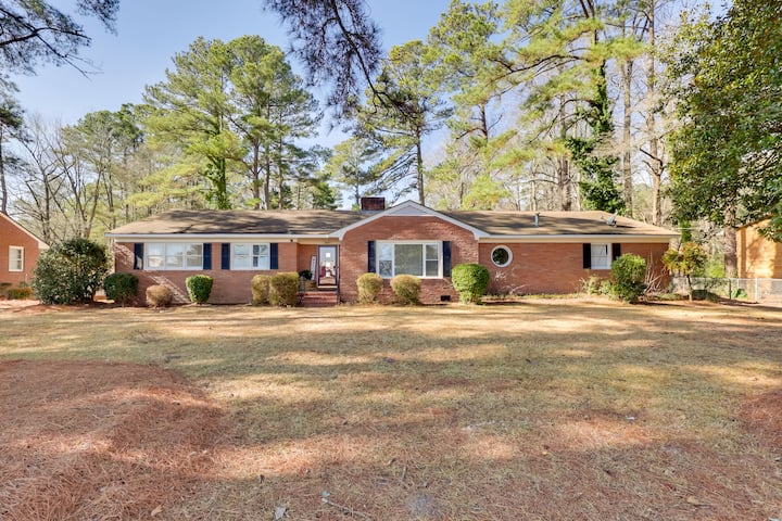 < 2 Mi To Ecu: Cozy Greenville Getaway W/ Porch! - Greenville, NC