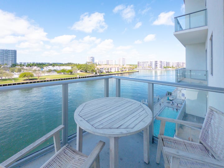 Corner Escape | Steps To The Beach | Sunset Views - Hallandale Beach, FL