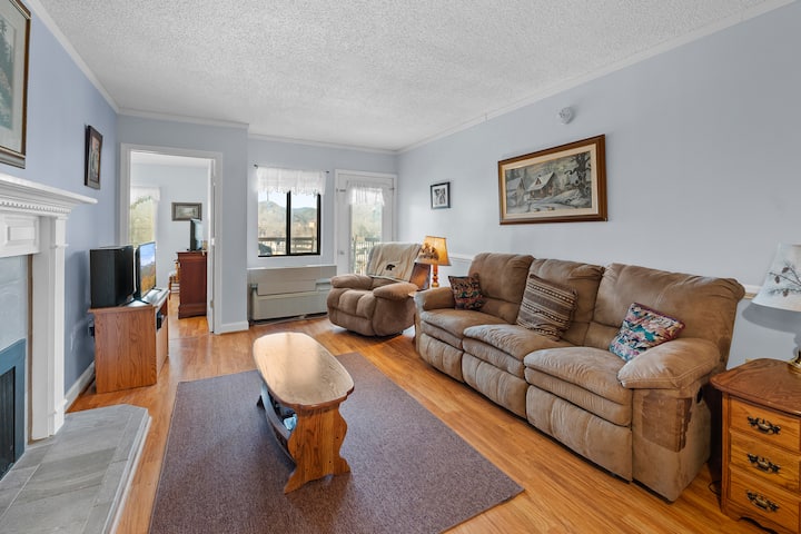 New! 3br W/mtn & City Views! *Walk To Gatlinburg* - Ripley's Aquarium of the Smokies, Gatlinburg