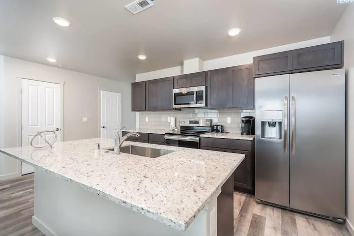 New Townhouse! Private Yard & Garage 3/2.5 #5748 - Pasco, WA