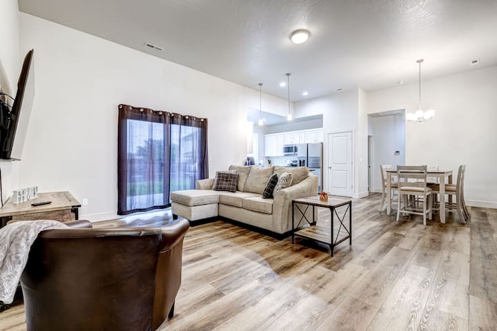 King Bed, Large Yard & 3 Car Garage 4/2 - #1588 - Richland, WA