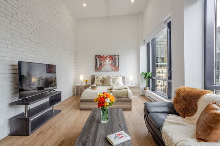 Urban Retreat – Chic Bishop Loft With A View - Montreal