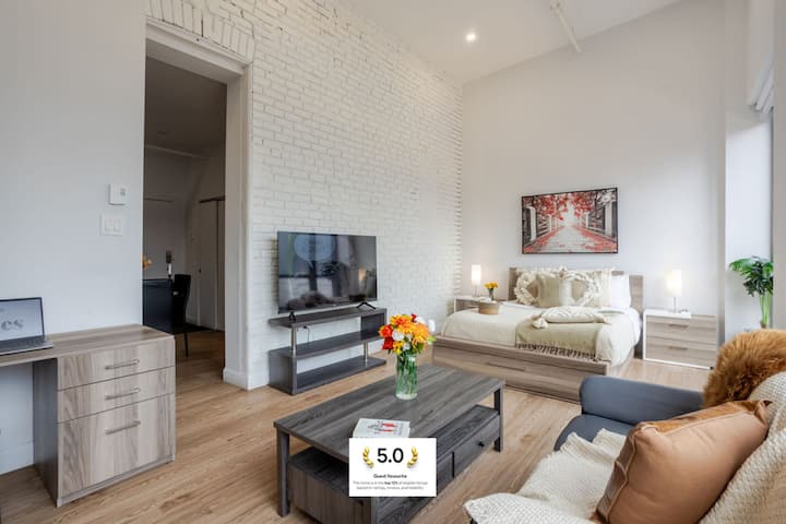 Urban Retreat – Chic Bishop Stay With A View - Montréal, QC