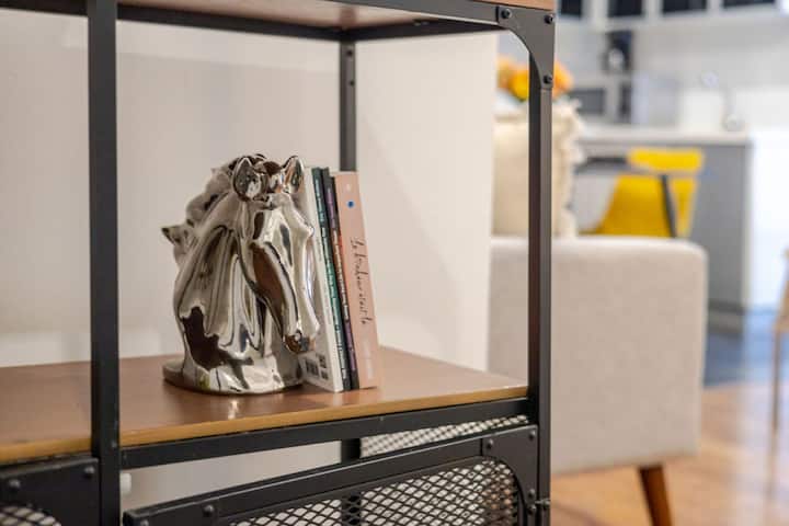 Spacious Bishop Apartment –Prime Downtown Stay - Montreal