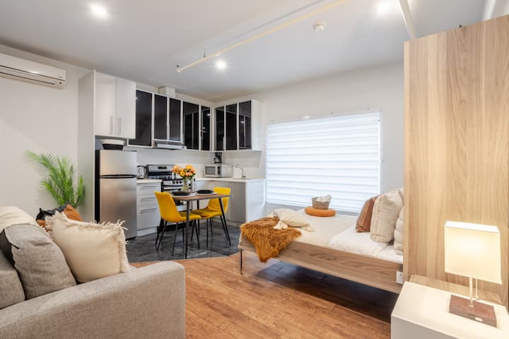 Spacious Bishop Apartment –Prime Downtown Stay - Montreal