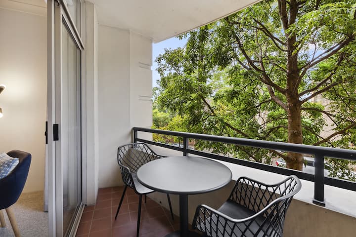 Chic Urban Escape In Vibrant Camperdown - Sydney