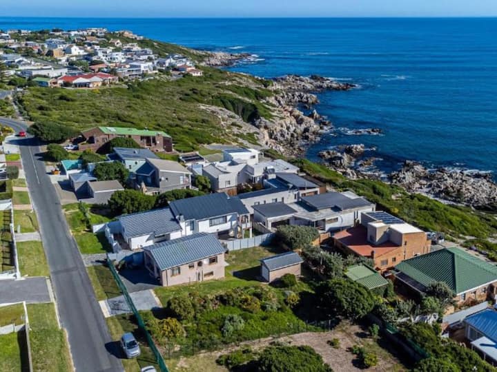 Queensview Holiday Home-132 De Villiers - De Kelders