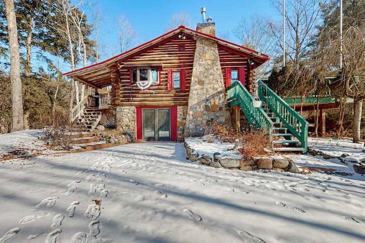 2br Mountain View Cabin W/fireplace & Arcade Games - Bolton Landing, NY
