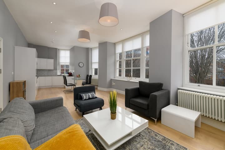 Stylish 3br Cardiff Apt With Balcony & Parking! - Cardiff