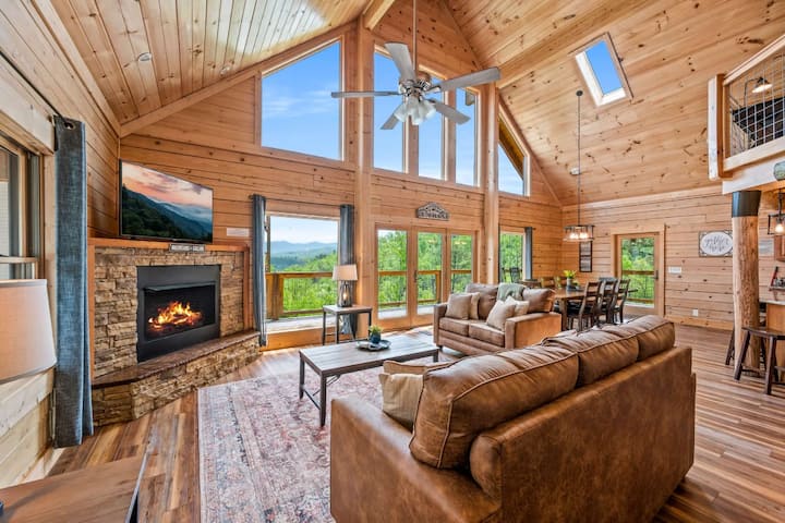 *Spacious 4bd Lodge W/ Hot Tub! Pool + Near Town!* - Gatlinburg, TN