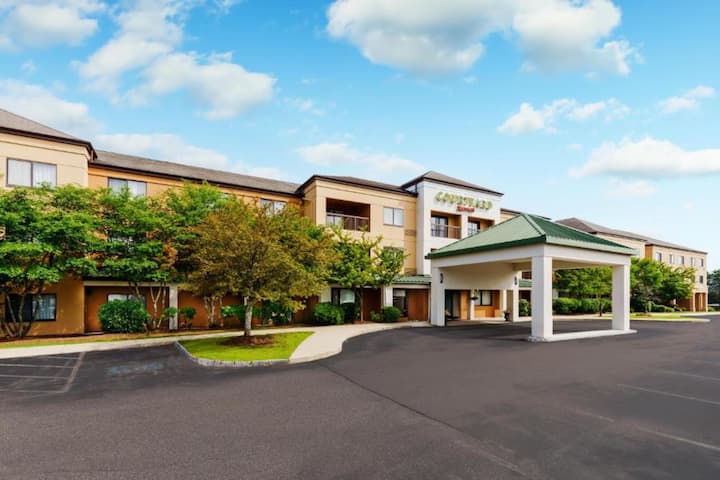 Near Manchester-boston Regional Airport | Pool - Londonderry, NH