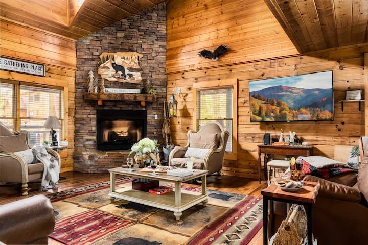 Family Fun Cabin: Hot Tub, Game Room & Bbq! - Wears Valley, TN