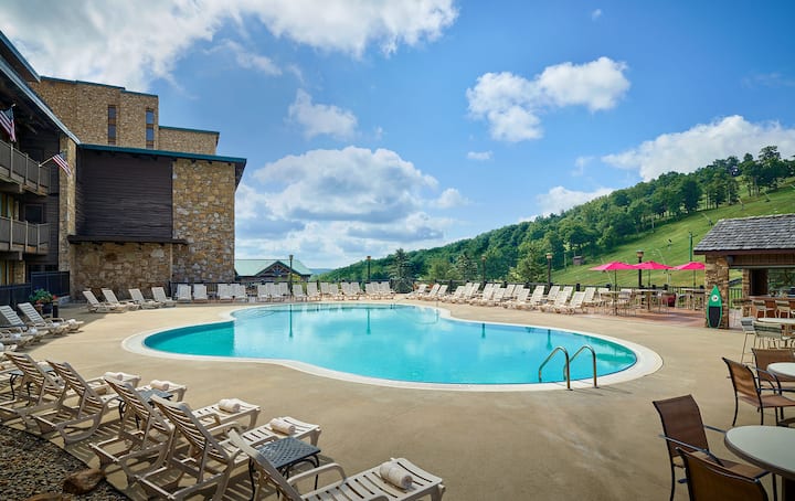 Champion Hotel | Slopeside Stay + Pool & Spa - Seven Springs, PA