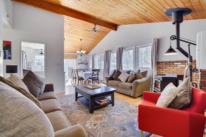 Cozy Mountain Cabin- Near Lake & Pet-friendly - East Stroudsburg University, East Stroudsburg