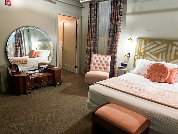 The Bonnie & Clyde Room @ The Bank - East Aurora, NY