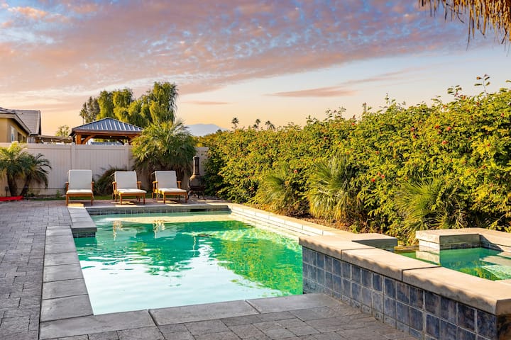 Luxe Yard + Pool, Fire Pit & Tiki Bar | Longfellow - Coachella, CA