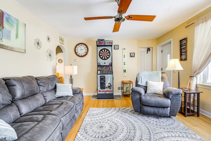 1 Mi To Lambeau Field: Residential Home W/ Yard - Green Bay, WI