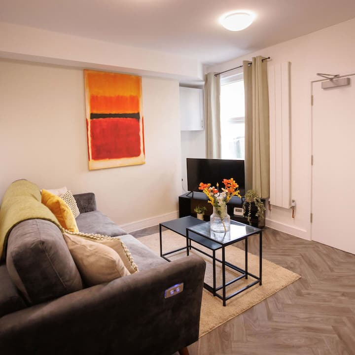 4 Bedr Home, 3bathr, Wifi, Tvs In 4 Rooms - Gloucester