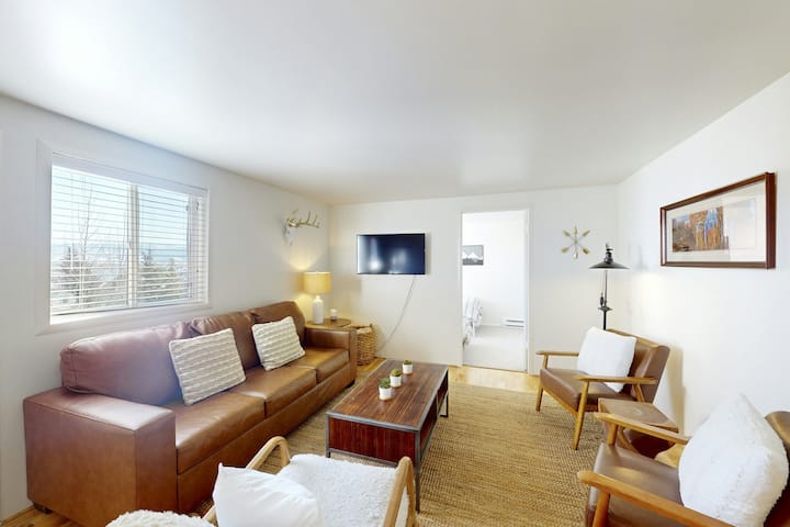 2 Br Condo, Walk To Ski-lifts, Pool,hot Tub,tennis - Jackson, WY