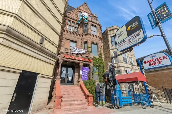 Wrigleyville Getaway - Chicago, IL