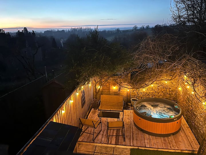 Dog Friendly Cottage With Hot Tub - The Snug - Chipping Norton