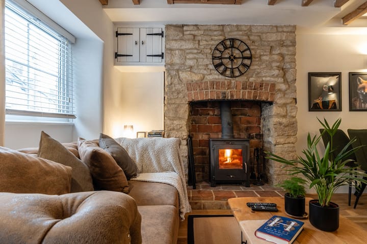 Dog Friendly Cottage With Hot Tub - The Snug - Chipping Norton