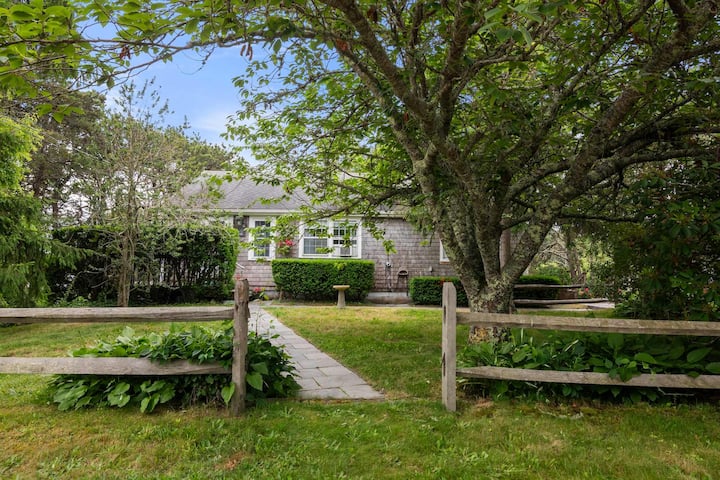 Cozy Cottage Walk To Nauset Beach! - Orleans, MA