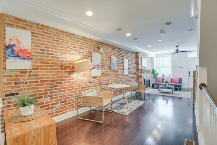 Rooftop Patio W/ View: Baltimore Retreat - Baltimore, MD