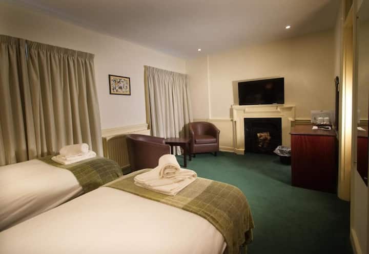 Standard Twin Bedroom - Bibury