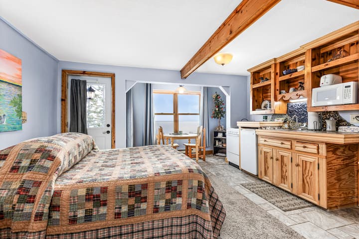 Charming Getaway Near Duluth With Lake Views - Duluth, MN