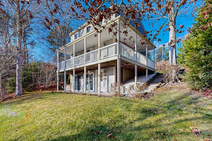 3br House With Nearby Pond, Patio, Ac, & W/d - Sandwich, MA