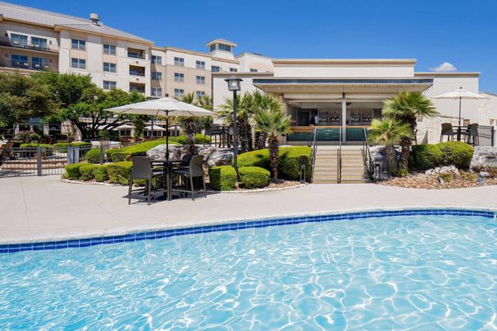 Spacious & Stylish | 3 Heated Pools. Gym - San Antonio, TX