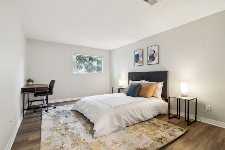 Sweetwater 24a I Beautiful 1bd Apt I Free Parking - Gainesville, FL
