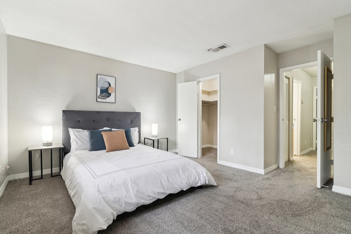 Sweetwater 26d I Beautiful 2bd Apt I Free Parking - Gainesville, FL