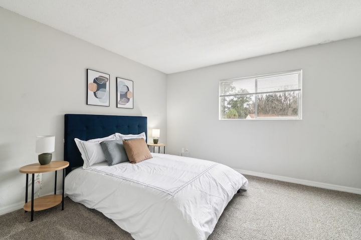 Sweetwater 7c I Beautiful 2bd Apt I Free Parking - Gainesville, FL
