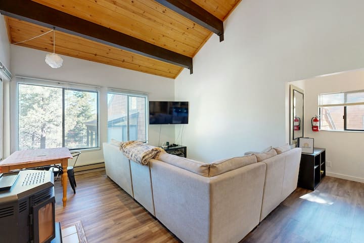 Dog-friendly Snowbird 1br With Loft & Pool - Truckee, CA