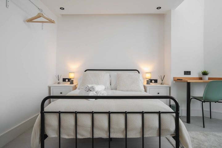 Private Kitchen & W/m | Work Desk | Free Parking - Liverpool