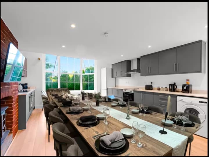 Canterbury Castle Lodge - 10 Bedroom Retreat - Canterbury