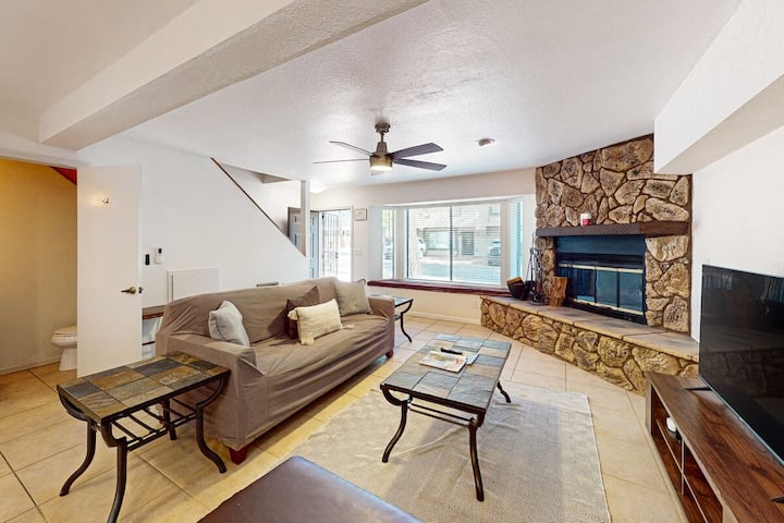 2br Condo W/ Patio, Fireplace, Pool, Hot Tub, Gym - 파인탑-레이크사이드
