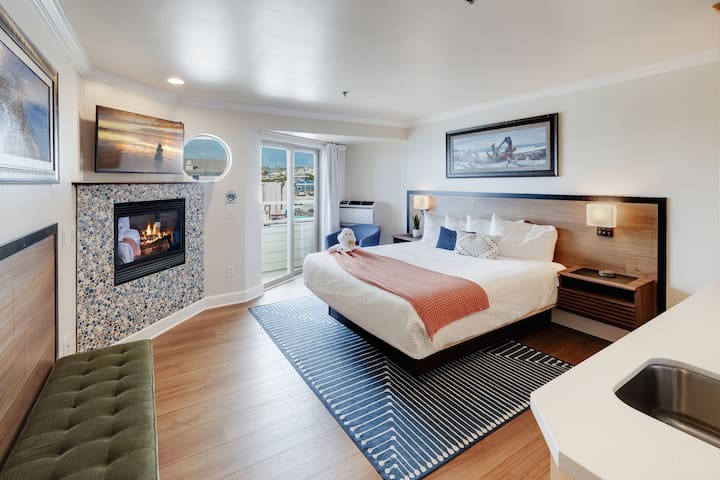 Morro Rock Suite - King Bed Fireplace Rock View - Cayucos, CA